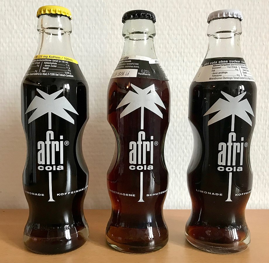 Afri-Cola-Flaschen mit der typischen Einkerbungen in der Mitte, welche ...